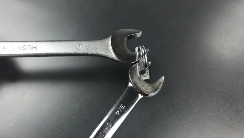 How to Cut a Bolt in a Tight Space? - ToolsProfy